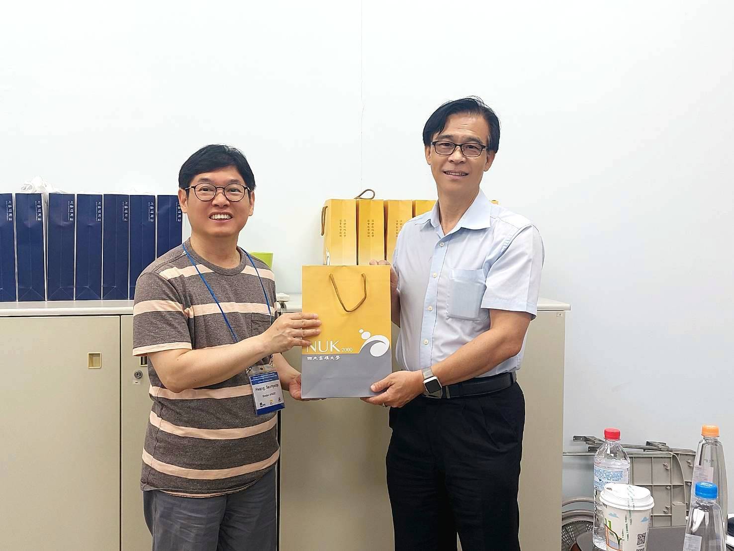 KLEC of Seoul National University visited the Language Center of NUK to ...