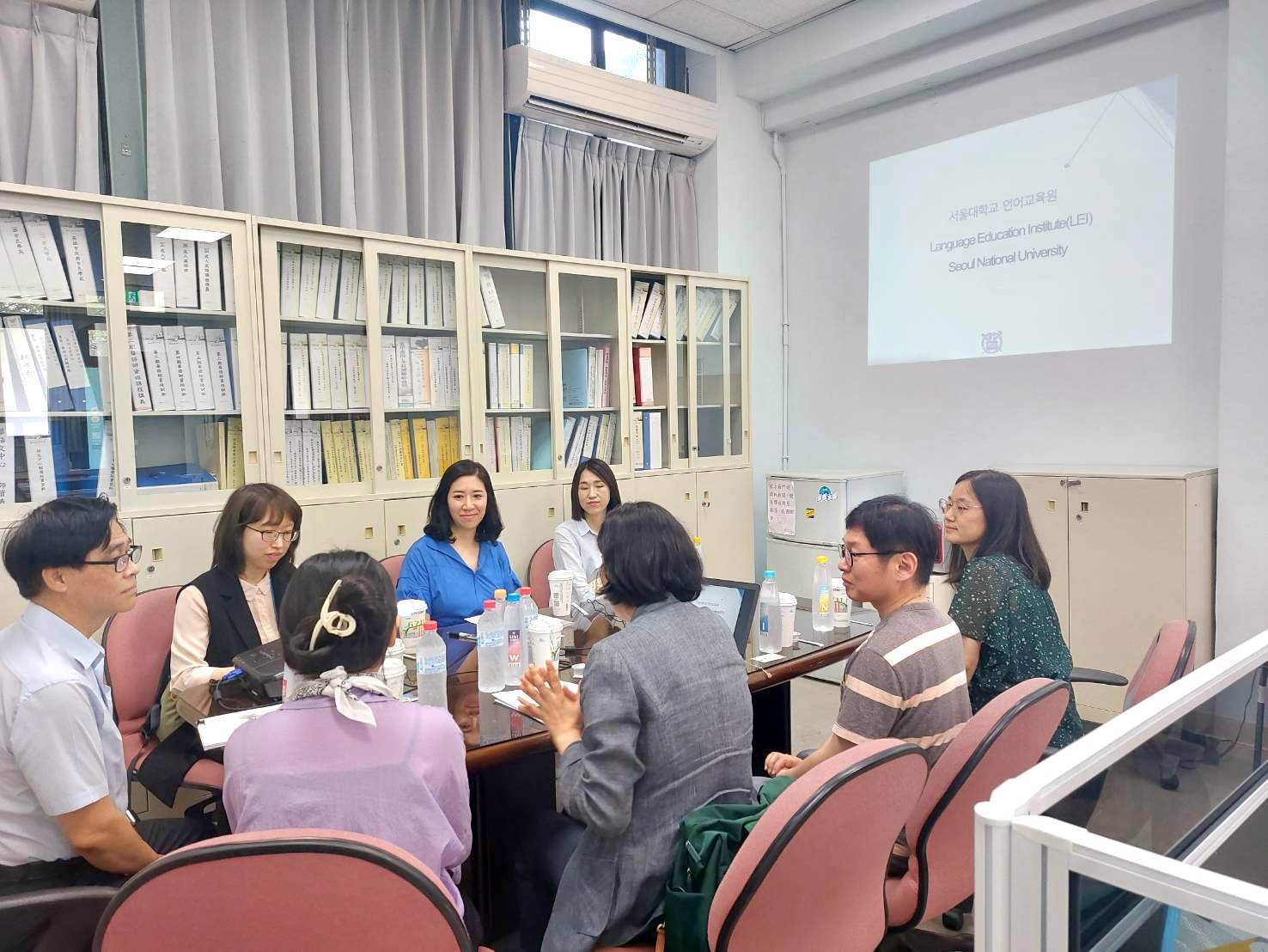 KLEC of Seoul National University visited the Language Center of NUK to ...