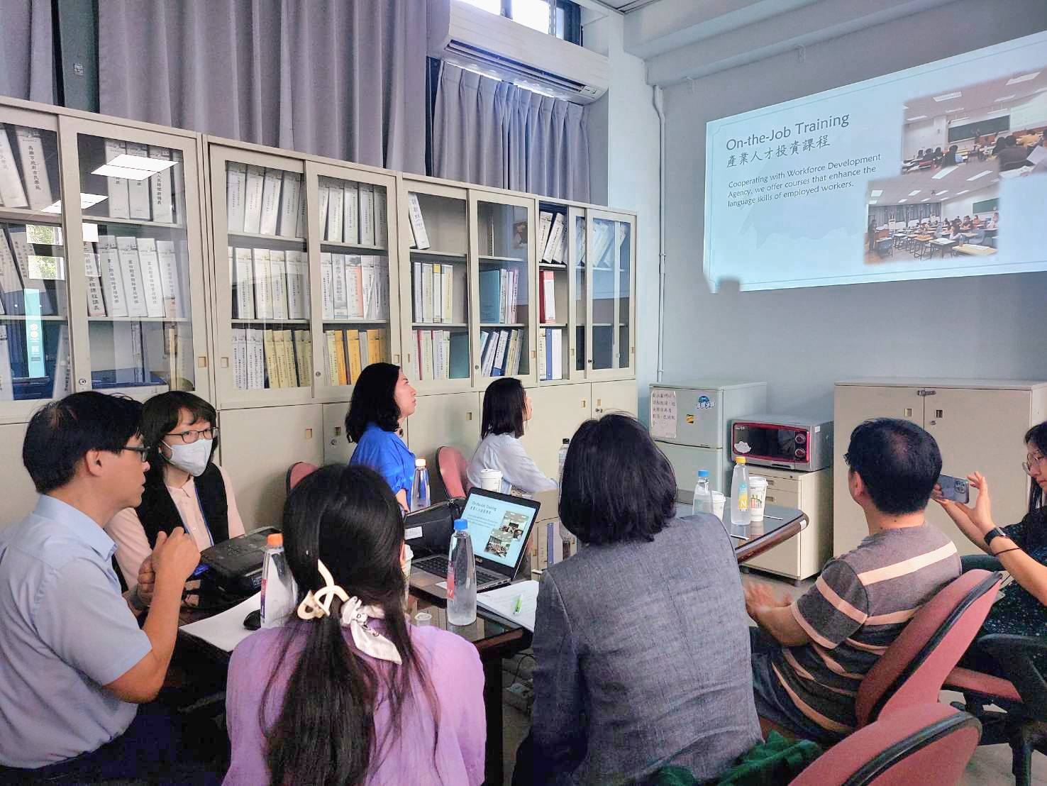 KLEC of Seoul National University visited the Language Center of NUK to ...